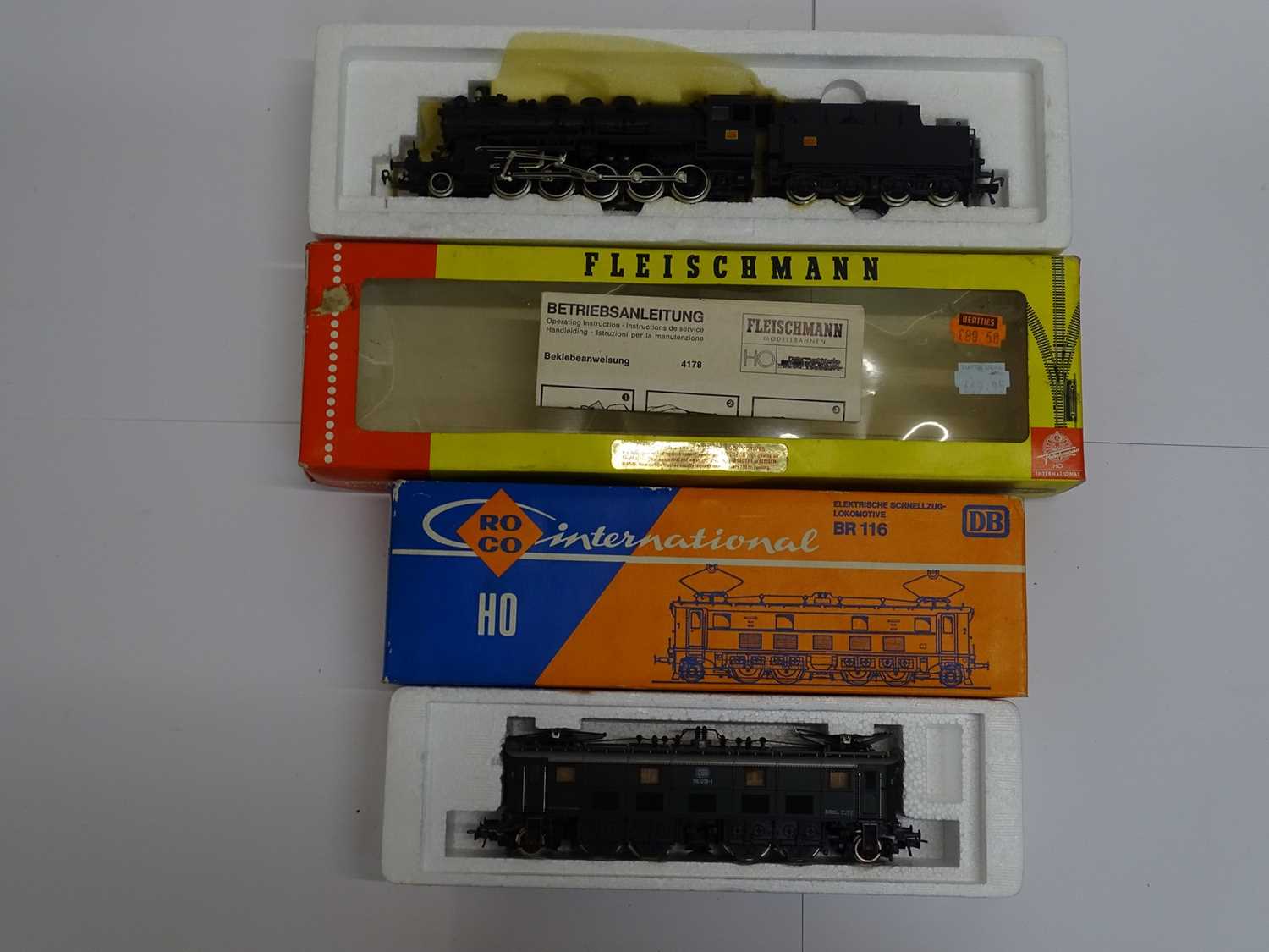 Lot 269 - A pair of European outline HO gauge